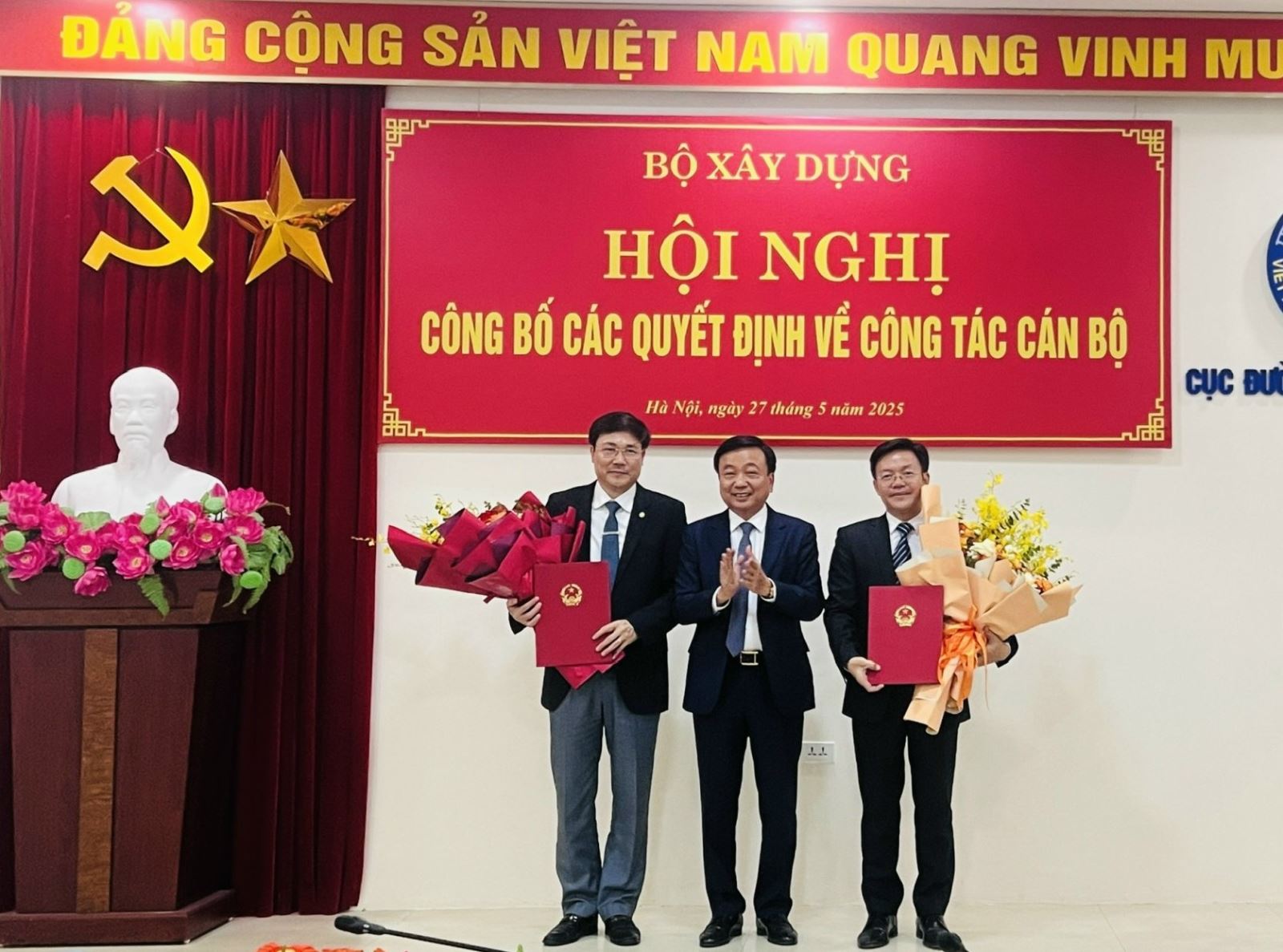 Thứ trưởng Nguyễn Danh Huy trao quyết định bổ nhiệm hai Phó Cục trưởng Cục Đường sắt Việt Nam